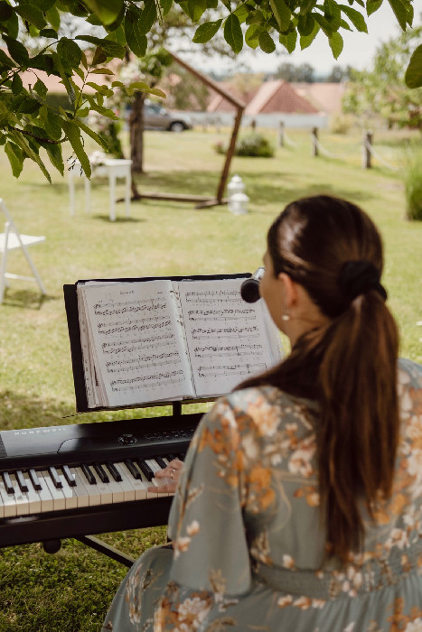 REPERTOÁR :: Anyone band